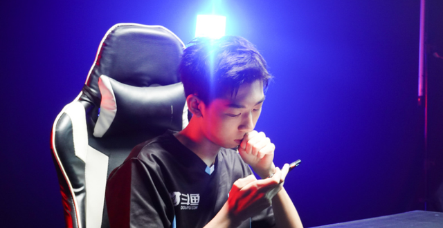 PeRo力压4AM单日两鸡！独狼吃鸡斗鱼直播间沸腾，PCS4名场面诞生_腾讯新闻