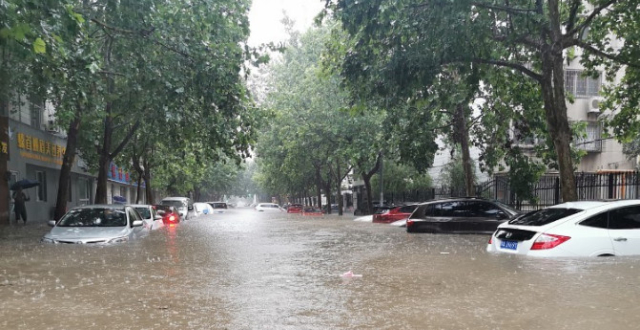 强降雨淹没河南巩义米河镇镇区：房屋被淹半层高、有群众失联 腾讯新闻