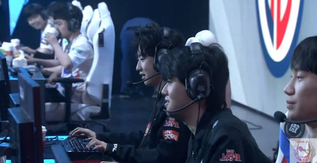 FPX总冠军ADC沦为辅助？只怪新人会玩德莱文！_腾讯新闻