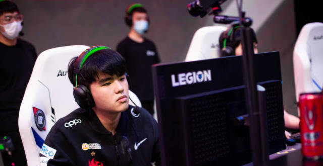 FPX 2：0 OMG Lwx十杀不死薇恩再现S9冠军风采_腾讯新闻