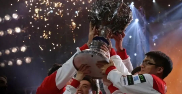 LOL S1到S10，史上捧杯照曝光，大魔王捧杯次数最多_腾讯新闻