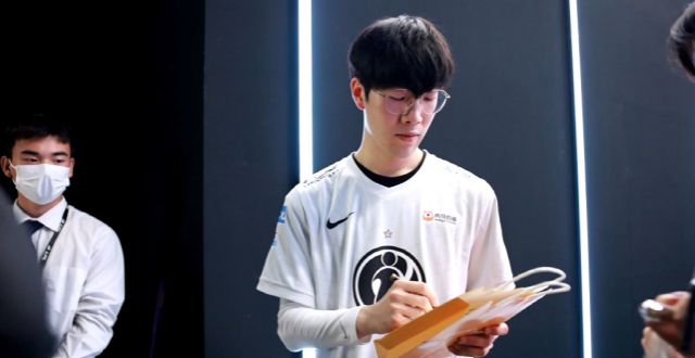 LPL公布第一阵容，RNG小虎破Theshy纪录，OMG回到舞台中心_腾讯新闻