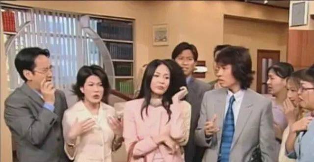 还记得2000年拿下黄子华的中环女律师Miss Mo穿过什么吗？_腾讯新闻