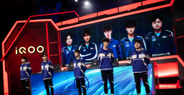 estar官博晒“全家福”，3位老板齐聚KPL现场：SK压力更大了，不夺冠很难收场！_腾讯新闻