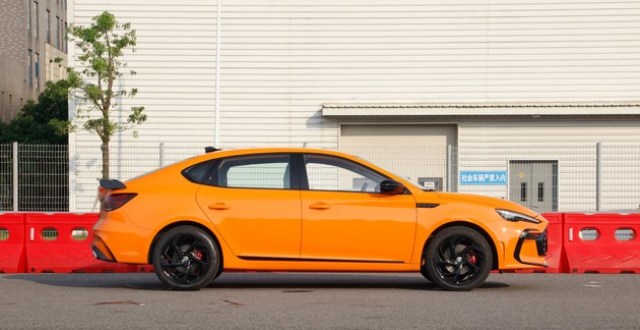 15万元买运动“轻跑” MG6 PRO/领克03/菲斯塔怎么选？_腾讯新闻