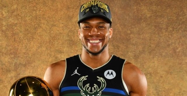 美媒晒图：字母哥27岁荣誉大满贯！总冠军＋FMVP＋MVP＋DPOY_腾讯新闻