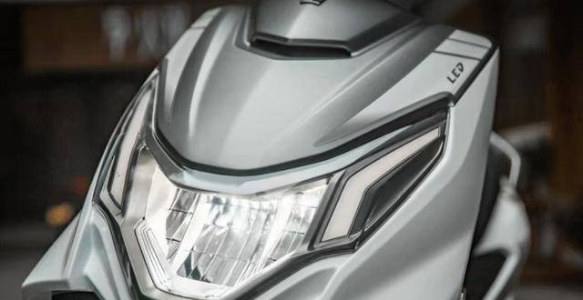 9千出头，解析国产实用踏板：豪爵UCR125，油耗2升，座下能放头盔_腾讯新闻