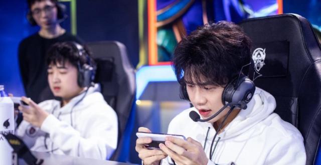 KPL封面观察｜深圳DYG不敌XYG止步八强 一老四新模式导致新人缺乏危机感_腾讯新闻