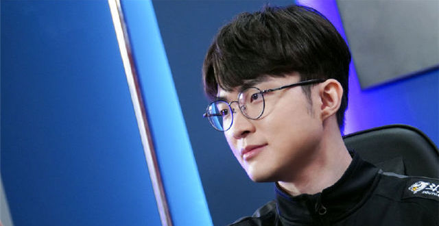 FPX官宣Faker前替补加入，第一个视频他就竖起食指，重演当时场景？_腾讯新闻