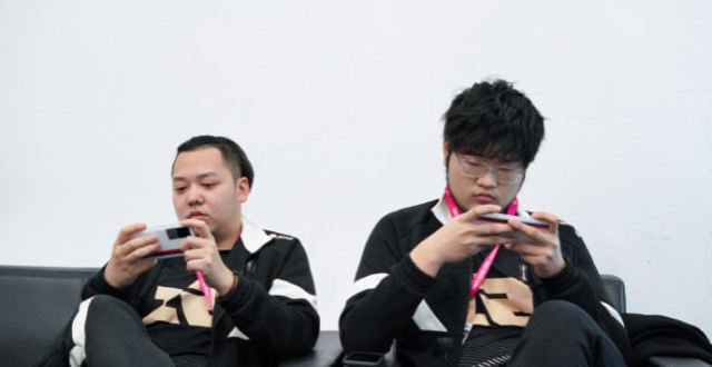 最初与cat离开RNGM来到AG超玩会，六点六却选择留下，到底为什么_腾讯新闻