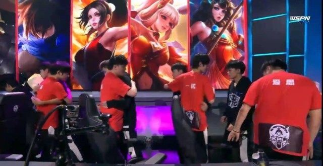 AG3-4不敌TTG，队员返场图太“心酸”！一诺掩面痛哭_腾讯新闻