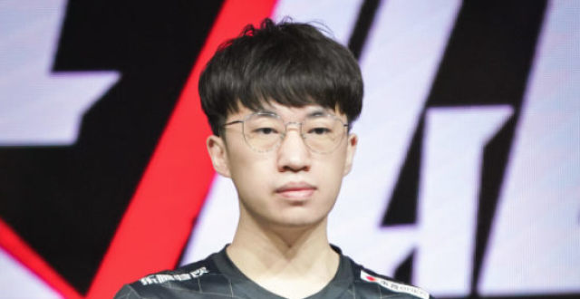 RNG官宣新赛季名单，kenzhu为主教练，LPL揭幕战引期待！_腾讯新闻