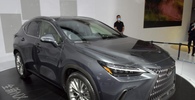 二线豪华中型SUV对决：雷克萨斯NX与凯迪拉克XT5谁更强？_腾讯新闻