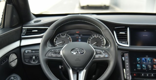 英菲尼迪QX50面对凯迪拉克XT5 是以柔克刚还是难分伯仲？_腾讯新闻