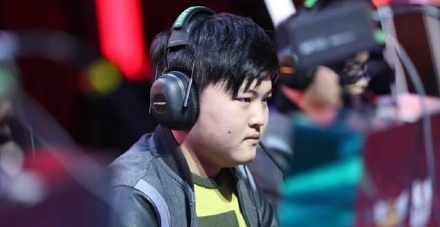 “UZI英雄池又一块短板”！S7不会霞，S12不会厄斐琉斯，操作逗笑Daggo_腾讯新闻