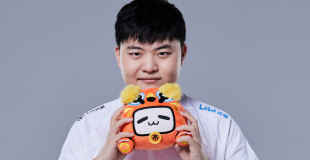 UZI未能上场！BLG让Doggo首发，网友产生巨大争议！Rookie首次披上V5战袍迎战WE_腾讯新闻