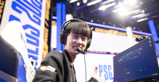 绝地翻盘！RNG击败HLE，锁定小组赛第一出线_腾讯新闻