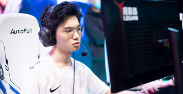 “不敢和UZI说话”！Doggo破防痛哭图火了，点评乌兹时突显高情商_腾讯新闻