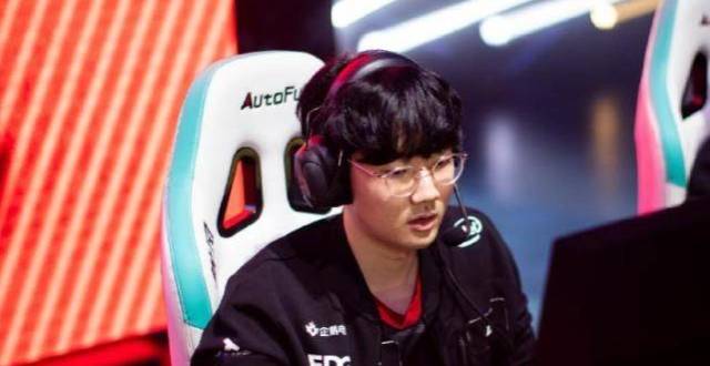 EDG2-0击败OMG，拿下4连胜！Viper连续2场乱杀，OMG惨遭零龙塔_腾讯新闻