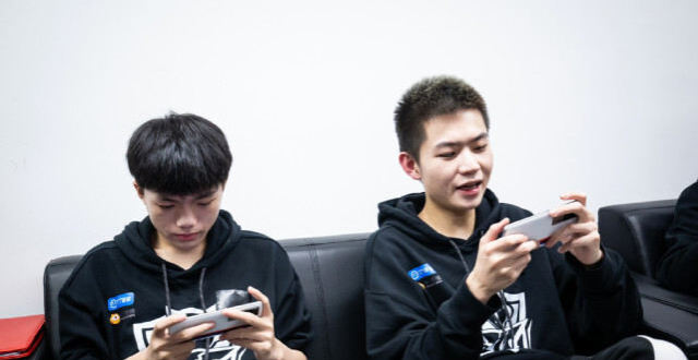 kear也加入了战斗，发文称TTG也会露娜，和当年数据泄露有一拼_腾讯新闻