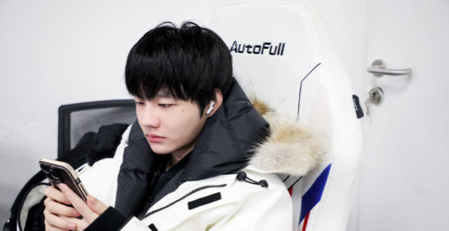 Xiaohu飞机上演高光时刻，RNG力克BLG，粉丝呼唤Uzi登场_腾讯新闻