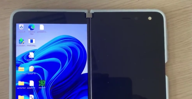 微软Surface Duo成功刷入Win11，目前已点亮一半屏幕_腾讯新闻