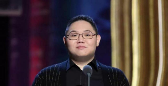 PDD复播向粉丝磕头：账号被盗，里面的20W不翼而飞_腾讯新闻