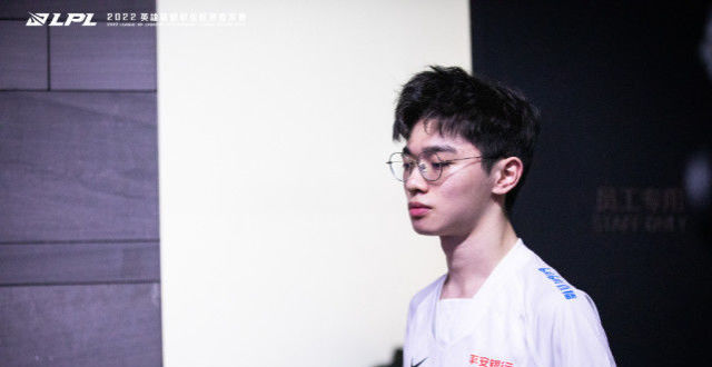 UZI要上场了！他已经参加训练赛，Doggo沦为替补，网友喊话起作用了_腾讯新闻