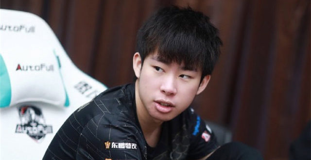 小虎透露RNG选手恋情：他和LDL女解说早就在一起，以为你们都知道_腾讯新闻