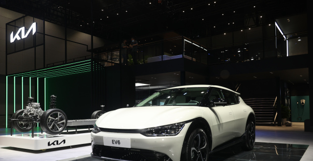 广州车展直击｜东风悦达起亚EV6亮相 续航里程达600km_腾讯新闻