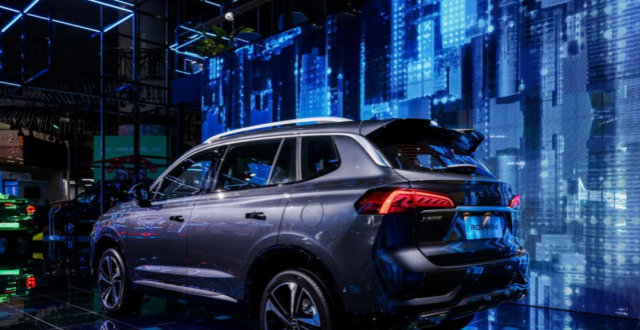 国民神车交锋，全新荣威RX5 MAX与第三代哈弗H6，谁胜一筹？_腾讯新闻