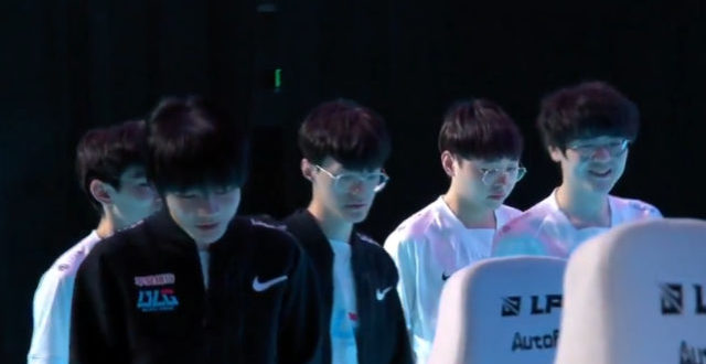 LPL“最怂AD”诞生，BLG2：1险胜WE，Uzi、Doggo团战对比引热议！_腾讯新闻