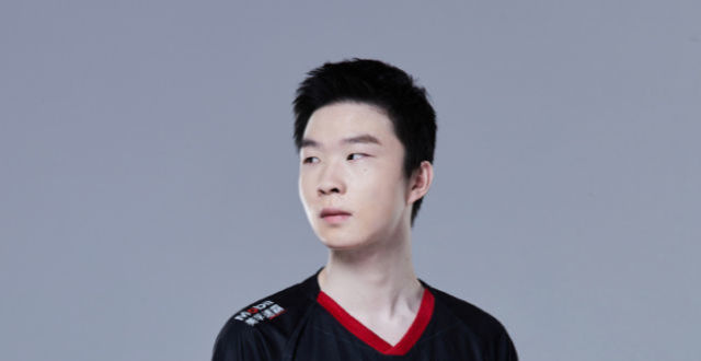 2号LPL首发公布：圣枪哥继续替补！Theshy上路对线Bin，RNG迎战WBG_腾讯新闻