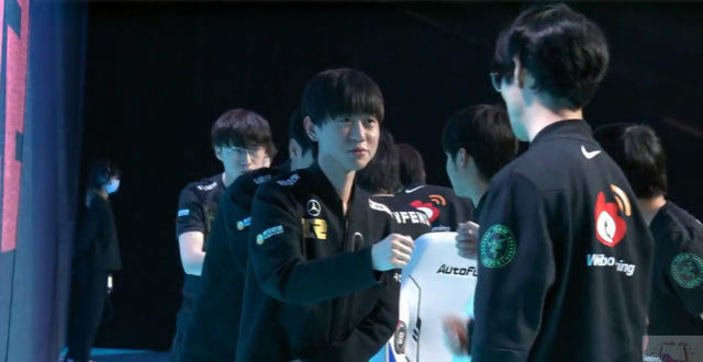 RNG人马乱踩终结WBG八连胜！Theshy接近超鬼_腾讯新闻