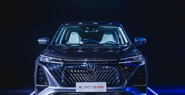 全系标配8AT拉高国产SUV标准 第二代CS75PLUS上市12.49万起_腾讯新闻