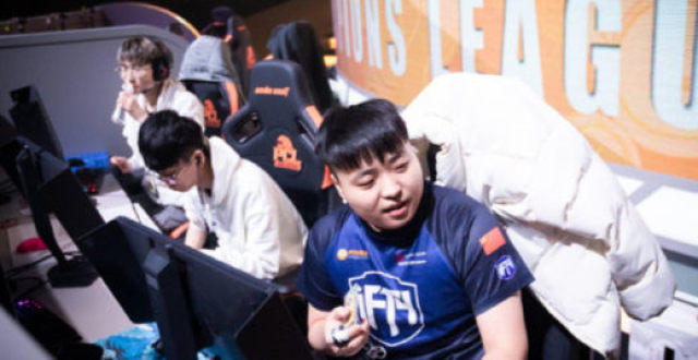 PCL春季赛：女解说坐姿独特，王欣扭头不敢看，比iFTY吃鸡都精彩_腾讯新闻