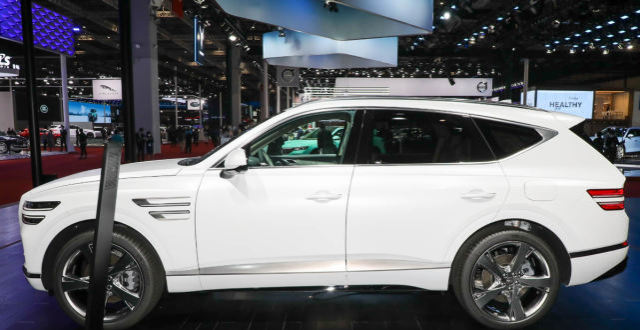 真豪华还是假样子？捷尼赛思GV80对标BBA，52.98万元起售_腾讯新闻