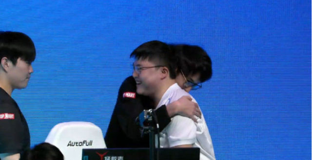 卡萨与Uzi都尽力了！BLG不敌V5，赛后俩人拥抱让人动容_腾讯新闻