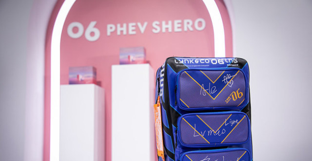 领克06 PHEV Shero粉色特别版上市 售价16.88万元_腾讯新闻