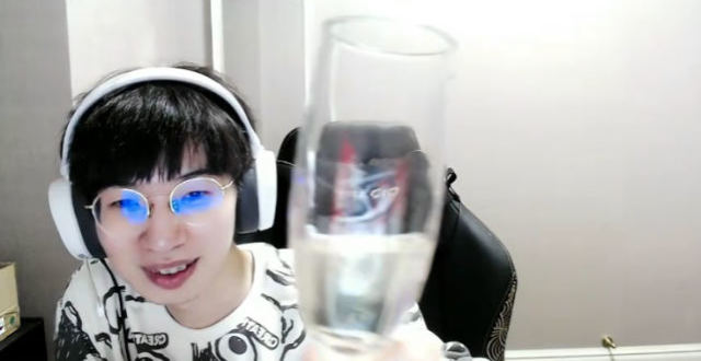 Biubiu差点又犯罪，WE拿下第二胜！957苦中作乐开香槟_腾讯新闻