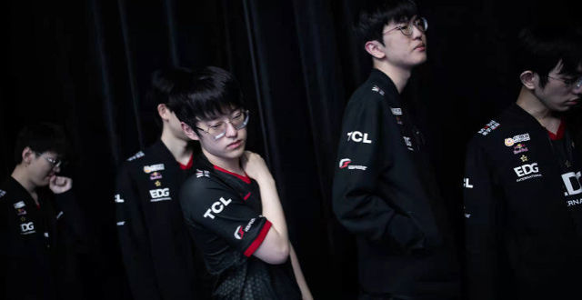 “UZI尽力了”！BLG憾负EDG，乌兹解锁2650杀超越Rookie，FOFO拖了后腿_腾讯新闻