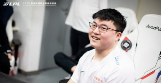 “UZI和FOFO对视图”火了！Doinb声援乌兹，WE草莓开团BLG叉烧_腾讯新闻