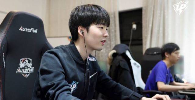 RNG 2-0 UP Cryin瑞兹惨遭Wei来守hu者针对_腾讯新闻