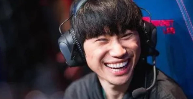 LOL：Uzi和刘青松双排统治韩服，Doinb想抱大腿被拒，冠军中单卡在钻四了_腾讯新闻