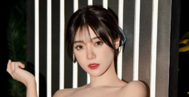 LPL美女穿抹胸装，Rita肌肤光滑，余霜冷白皮鲜嫩，小钰牛奶肌Q弹_腾讯新闻