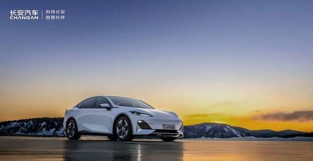 一大波国产电动轿车来袭！长安电动车C385亮相，仍旧对标Model3！_腾讯新闻