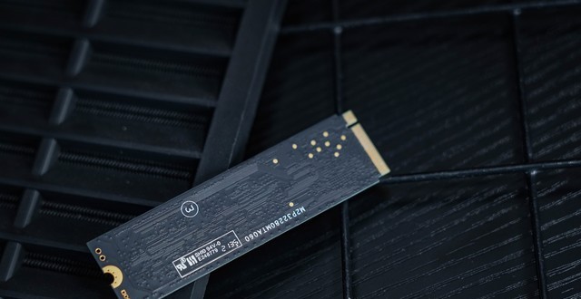 【有料评测】长江存储致态TiPlus5000固态硬盘评测：Dramless新舵手_腾讯新闻