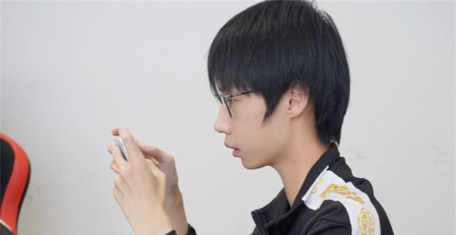 WB三连胜暂列A组榜首，终结DYG四连胜，暖阳两连MVP教湘军玩镜_腾讯新闻