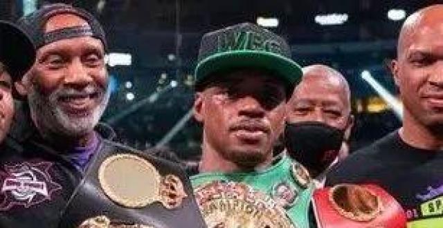 小斯彭斯第十回合TKO乌加斯！一统WBA、WBC和IBF冠军头衔_腾讯新闻