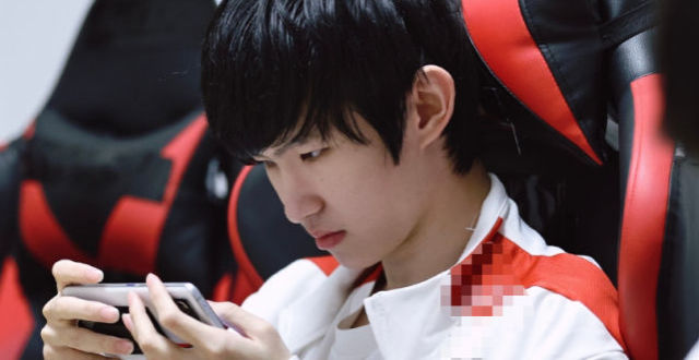 AG一诺薪资曝光？一年收入顶Fly几年，水友：KPL顶流队伍名不虚传_腾讯新闻